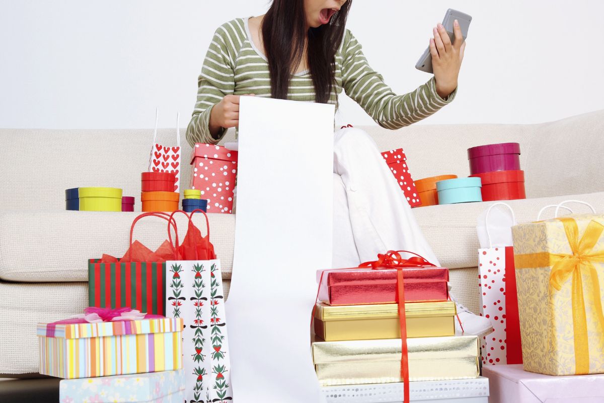 14 Essential Holiday Budgeting Tips (for a Stress-Free Holiday Season)